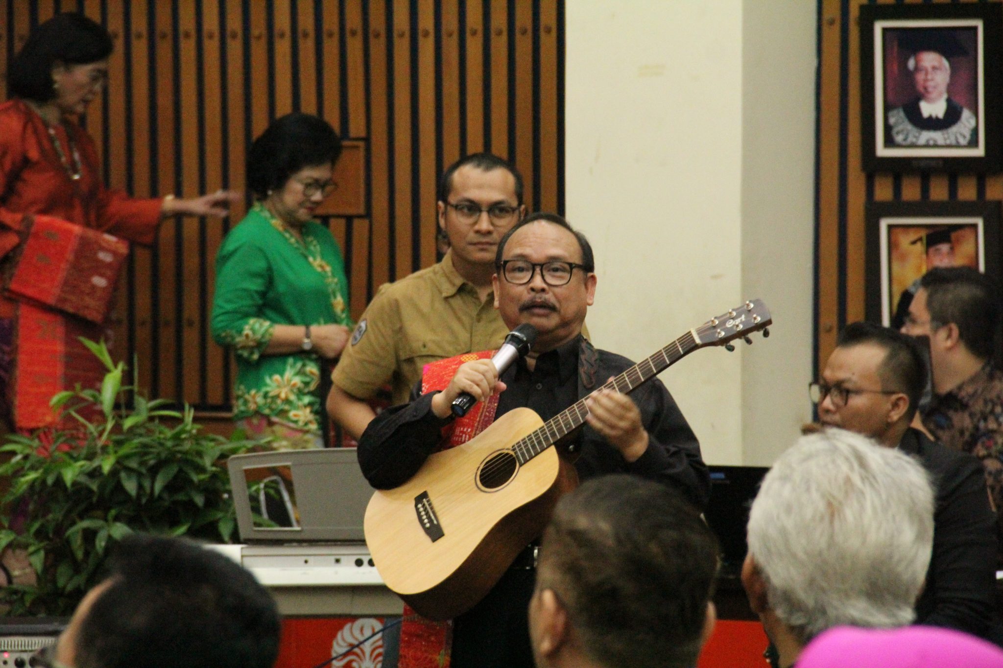 Pak Dibyo Legenda Dirigen Paduan Suara Universitas Indonesia – Fakultas ...